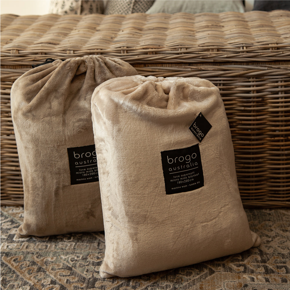 Brogo Supersoft Throw Mocha – Pepperwhites by Tara Dennis